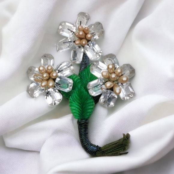Vintage | Jewelry | Vintage Hand Crafted Lucite Flower Brooch | Poshmark